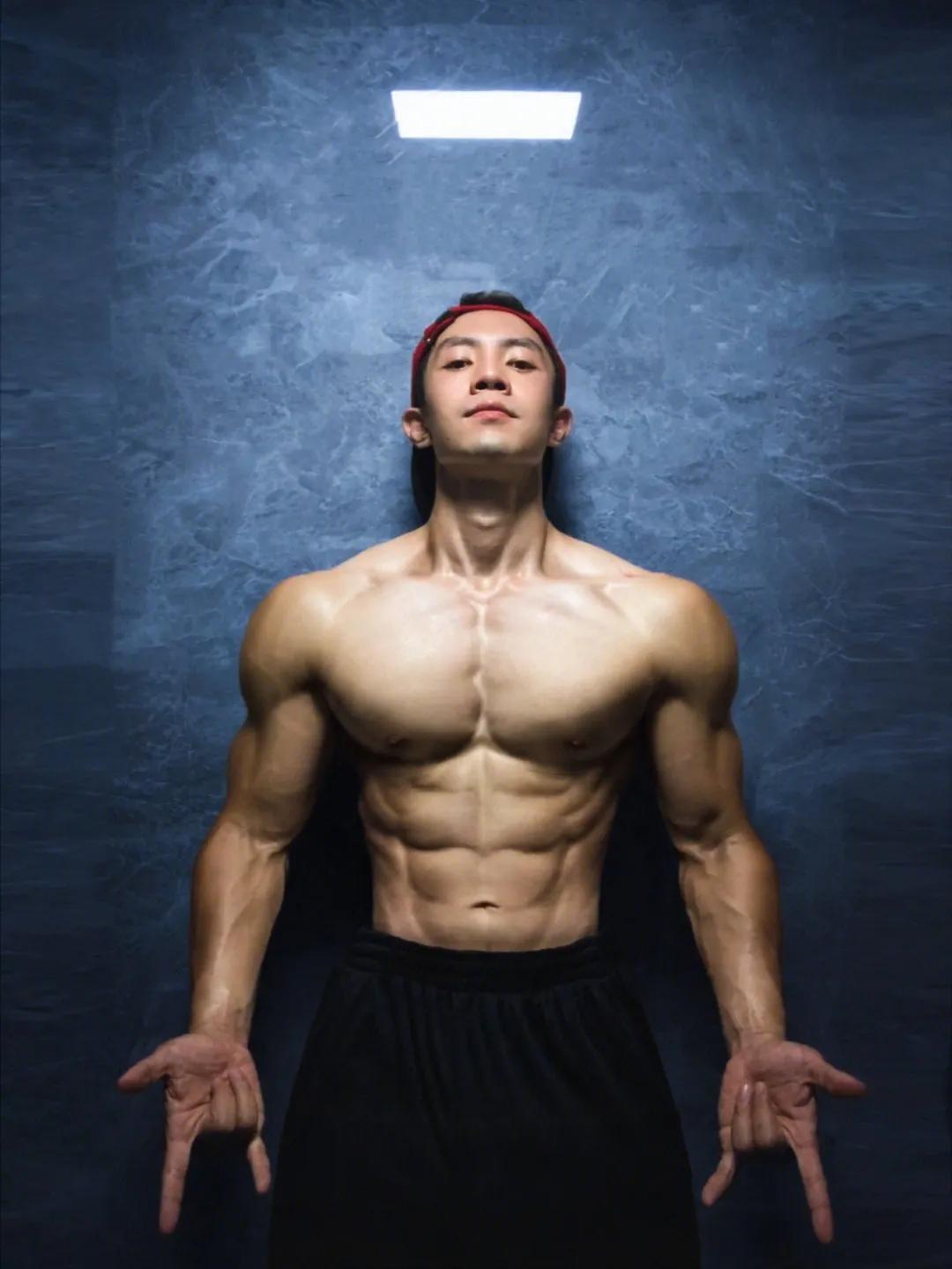 Muscular super dad, full of muscular masculinity - iMedia