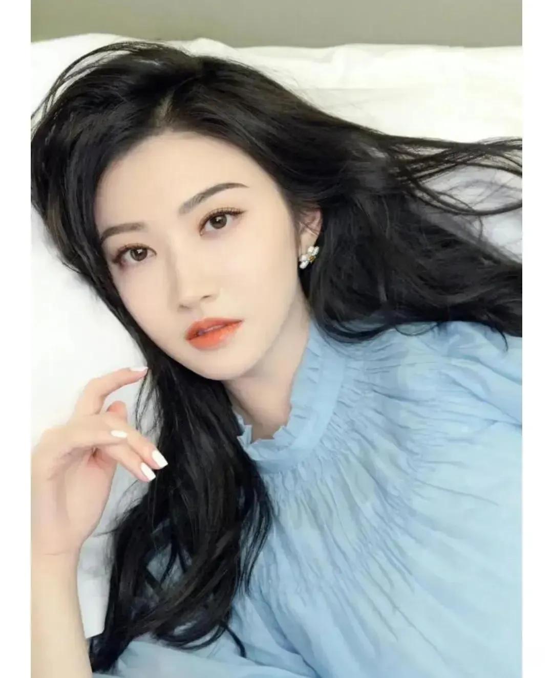 Chinese fashion goddess, stunning beauty Jing Tian - iNEWS