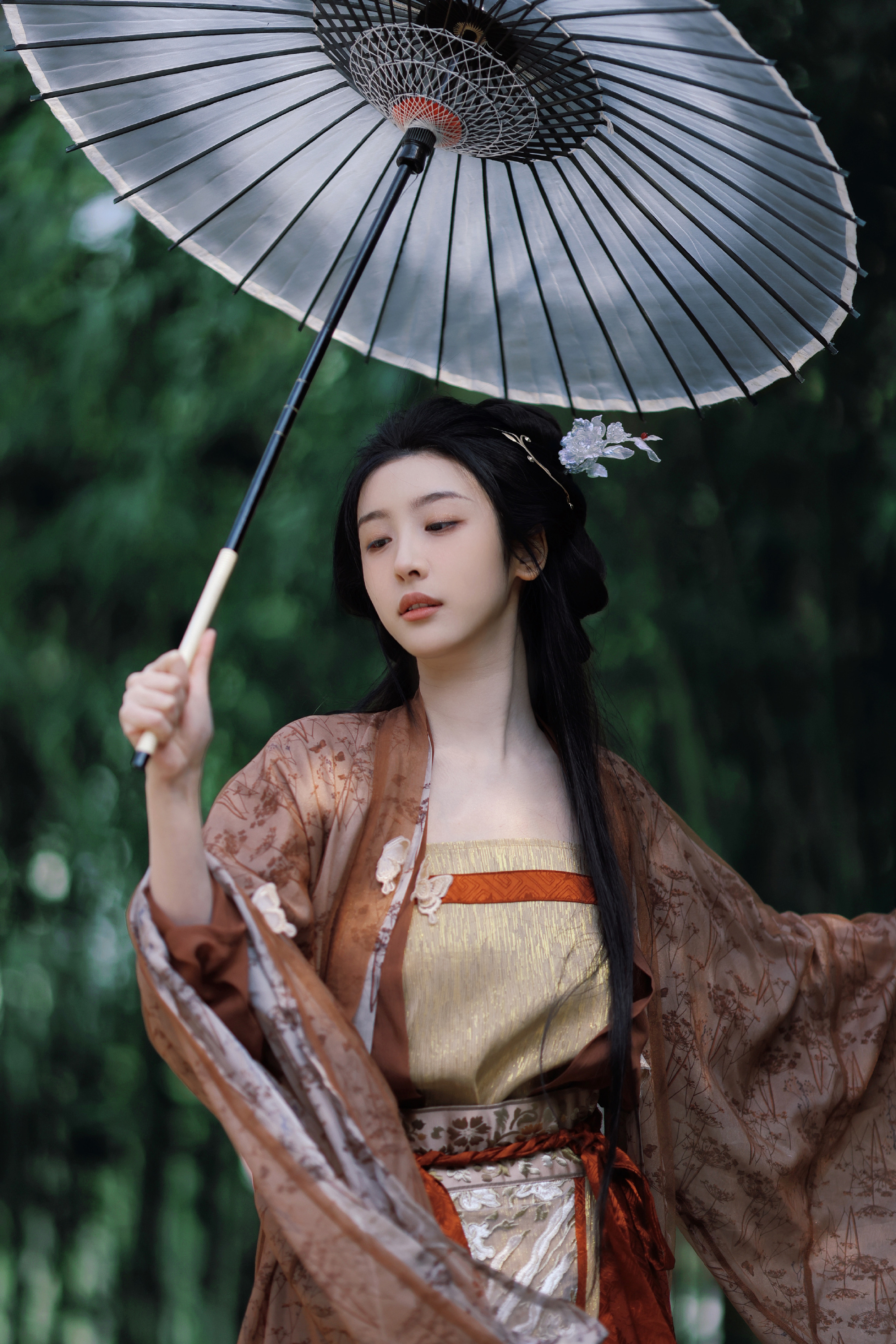 Zhao Xiaotang's ancient style portrait, the spring breeze blows the ...