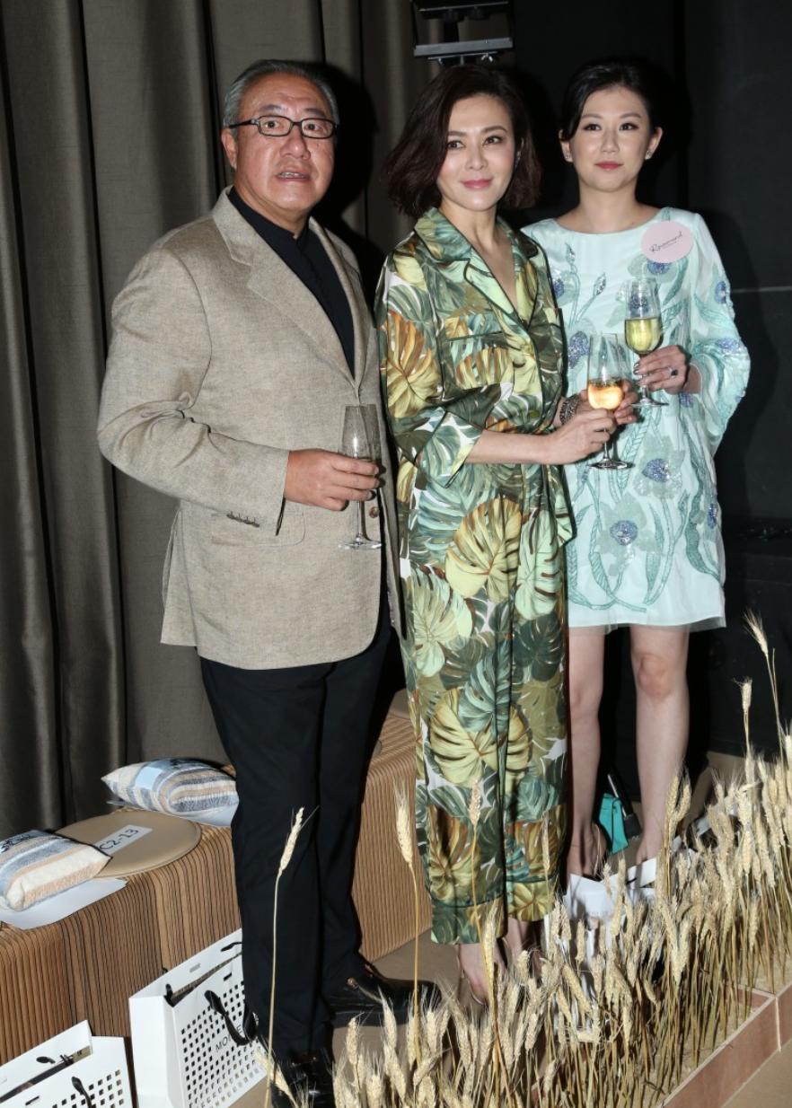 After the divorce, Hong Kong star Xue Zhilun, life seems to be hanging? - iNEWS