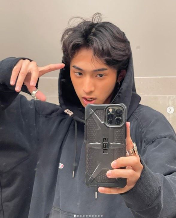 Little Harry's intimate scene of pink bubbles popping up in "Playing ...