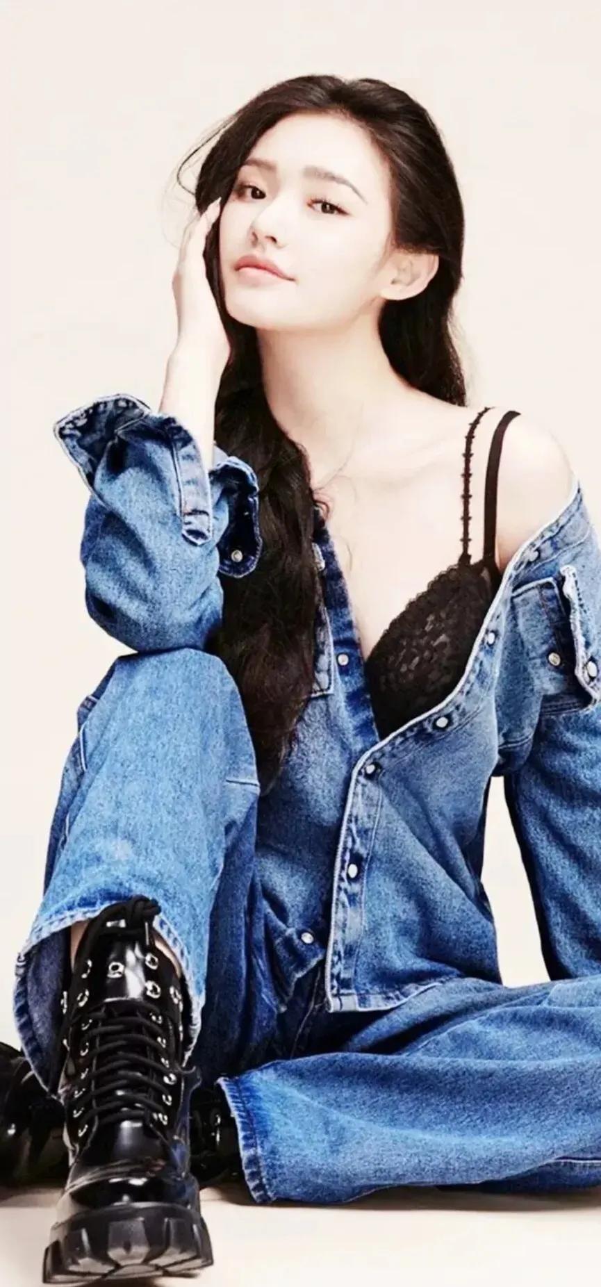 Star girl Lin Yun, her looks can be sweet or salty, she has a lovely ...