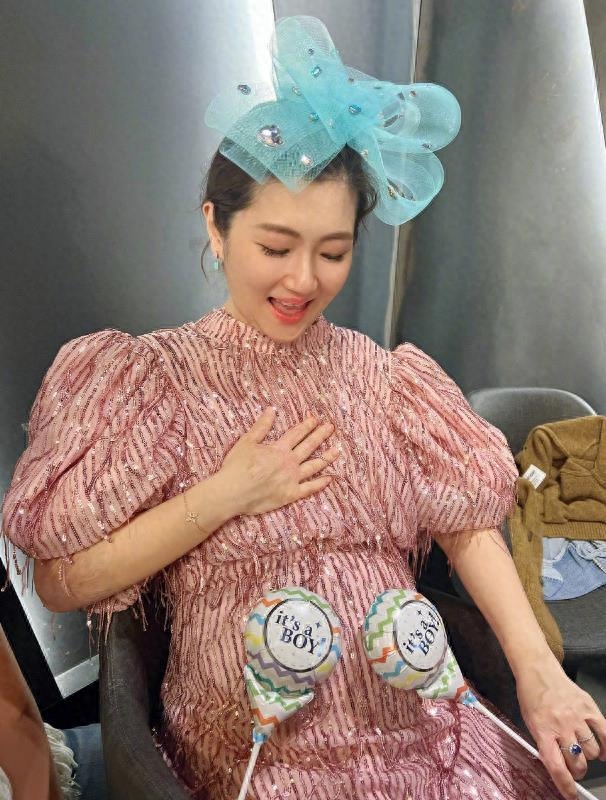 Ren Jiaxuan made her first appearance after giving birth. She was lying ...