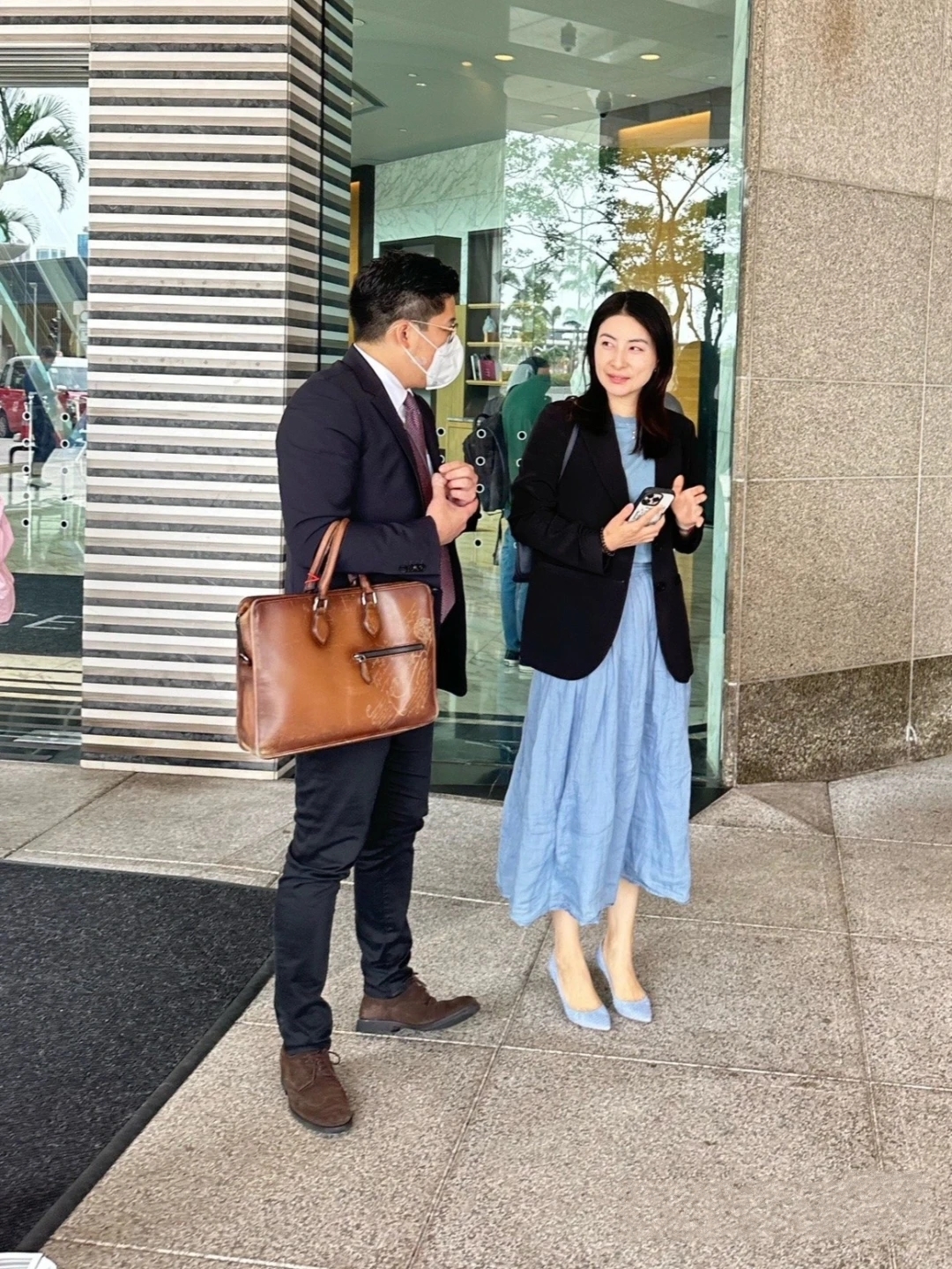 Guo Jingjing appeared on the scene in blue and black, with a satchel ...