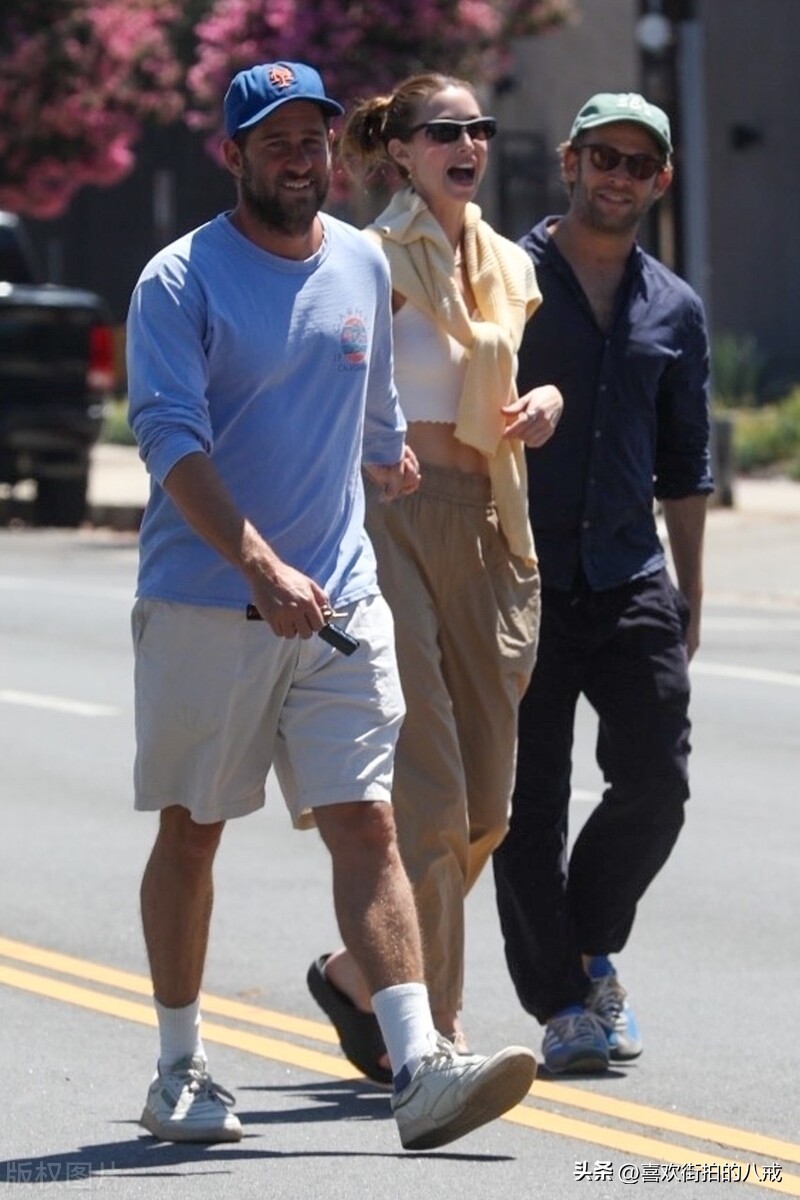 Whitney Potter and her husband go out for a walk holding hands - iNEWS