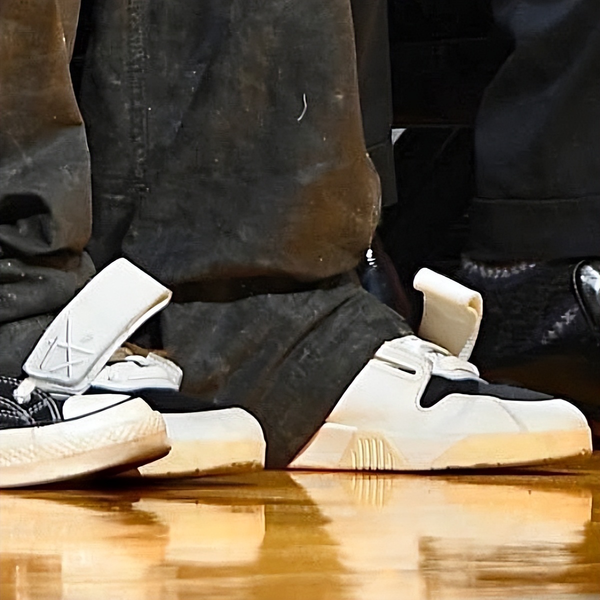 Discover a treasure shoe - iNEWS