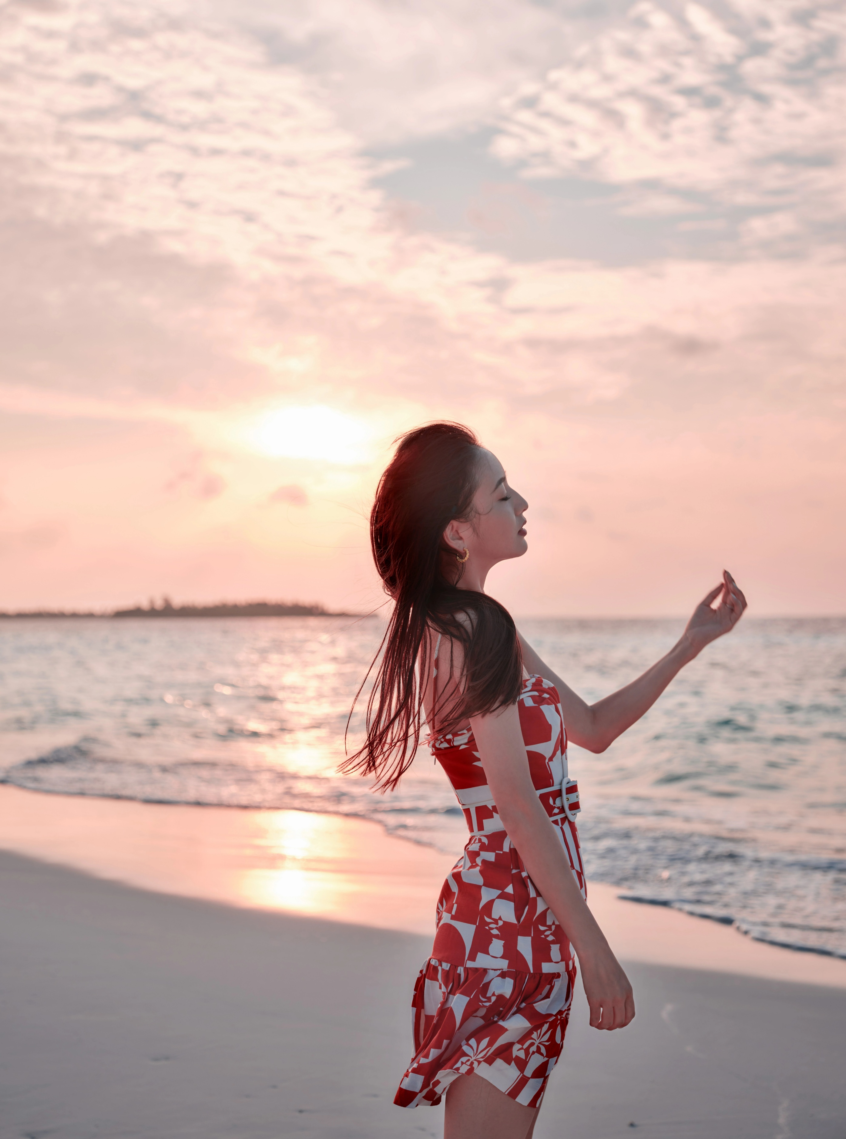 Tong Liya's red suspender dress seaside photo shoot has a sweet smile ...