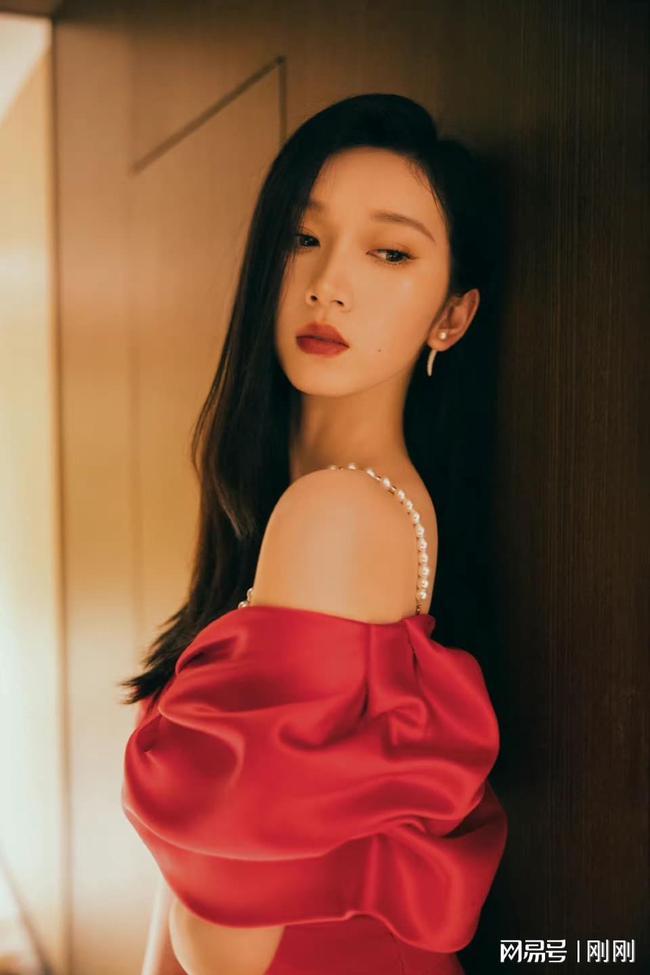 Fascinating Liu Lingzi - iNEWS