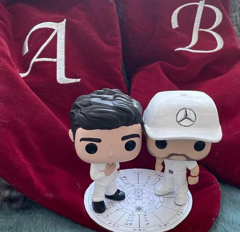 The actor playing Benjamin married the same sex and kissed her well ...