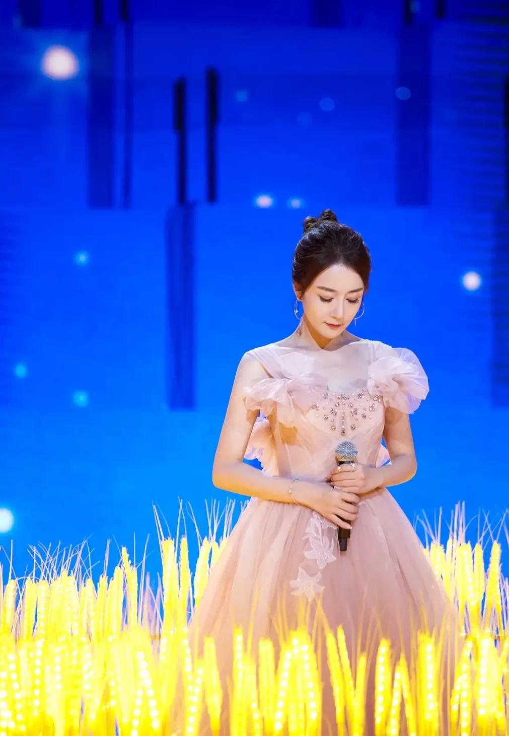 39-year-old Li Yixiao is pink and charming, making fans feast for the ...