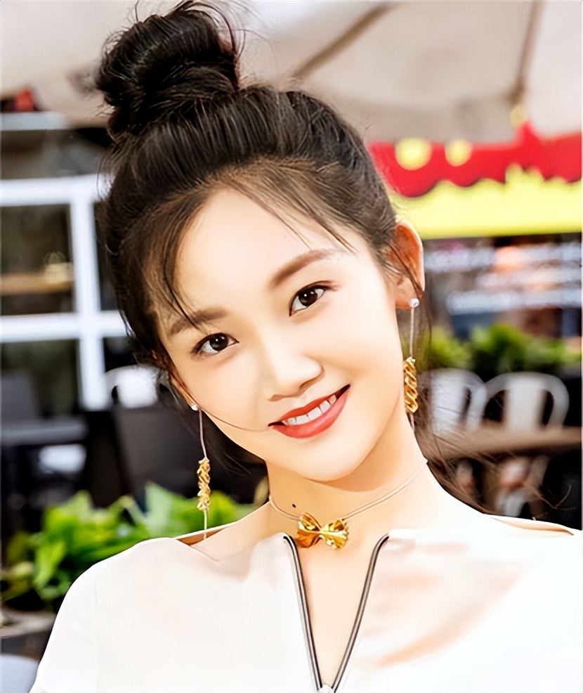 Feng Xiaogang bluntly said: She is so good at pretending that she will never become popular, let ...