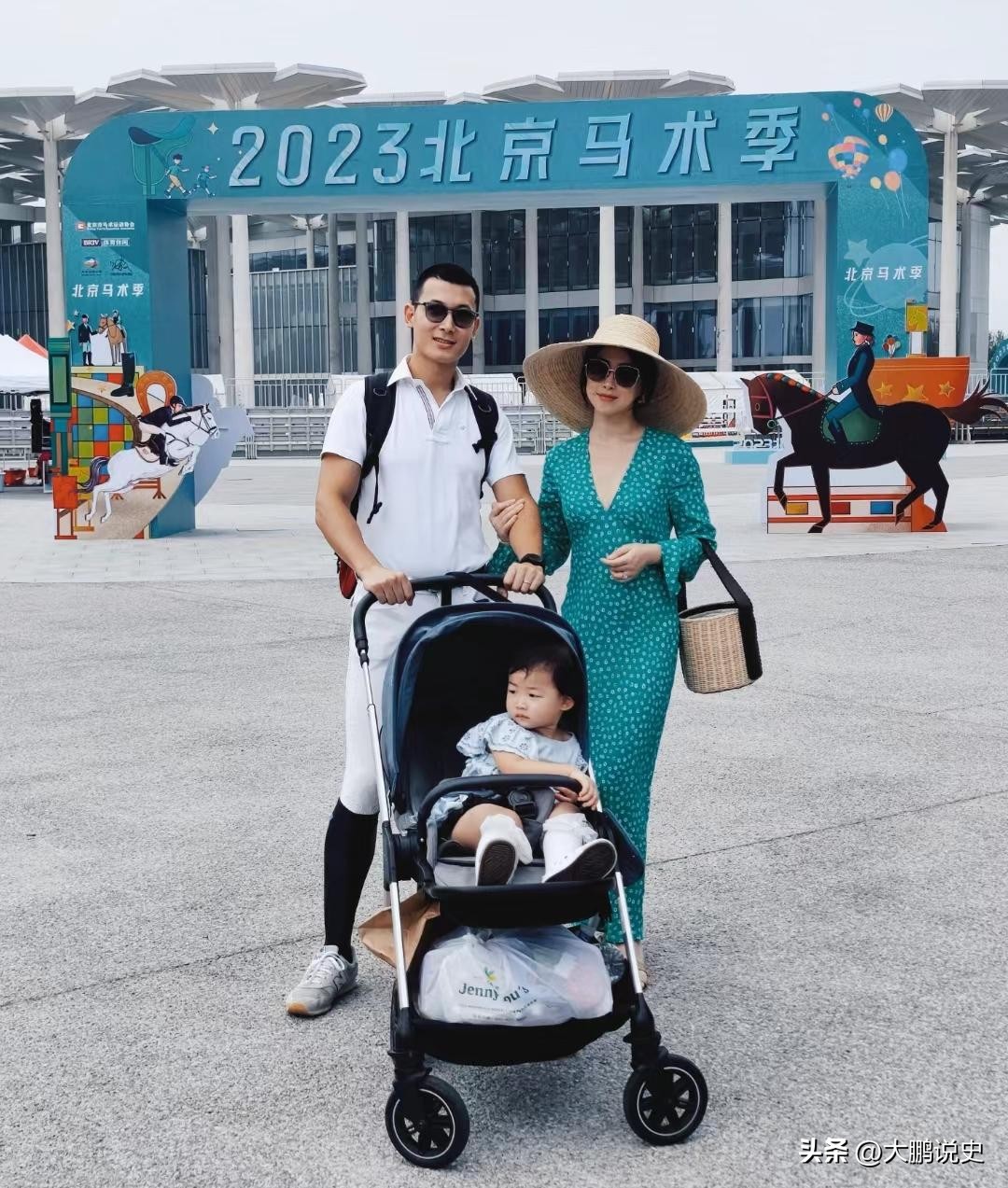 Zhu Zhu took her baby to watch her husband's horse racing, and her ...