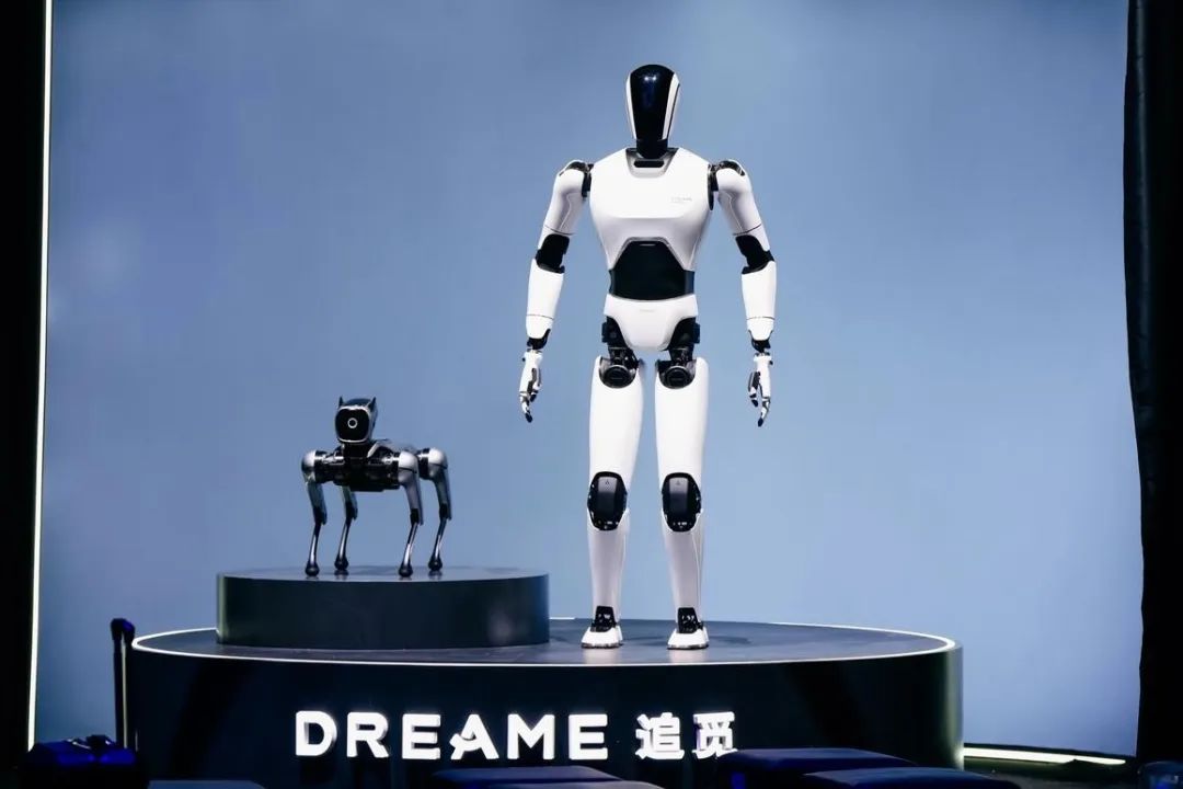 Humanoid robot, "wake up" reinforced iron bones with large models - iMedia