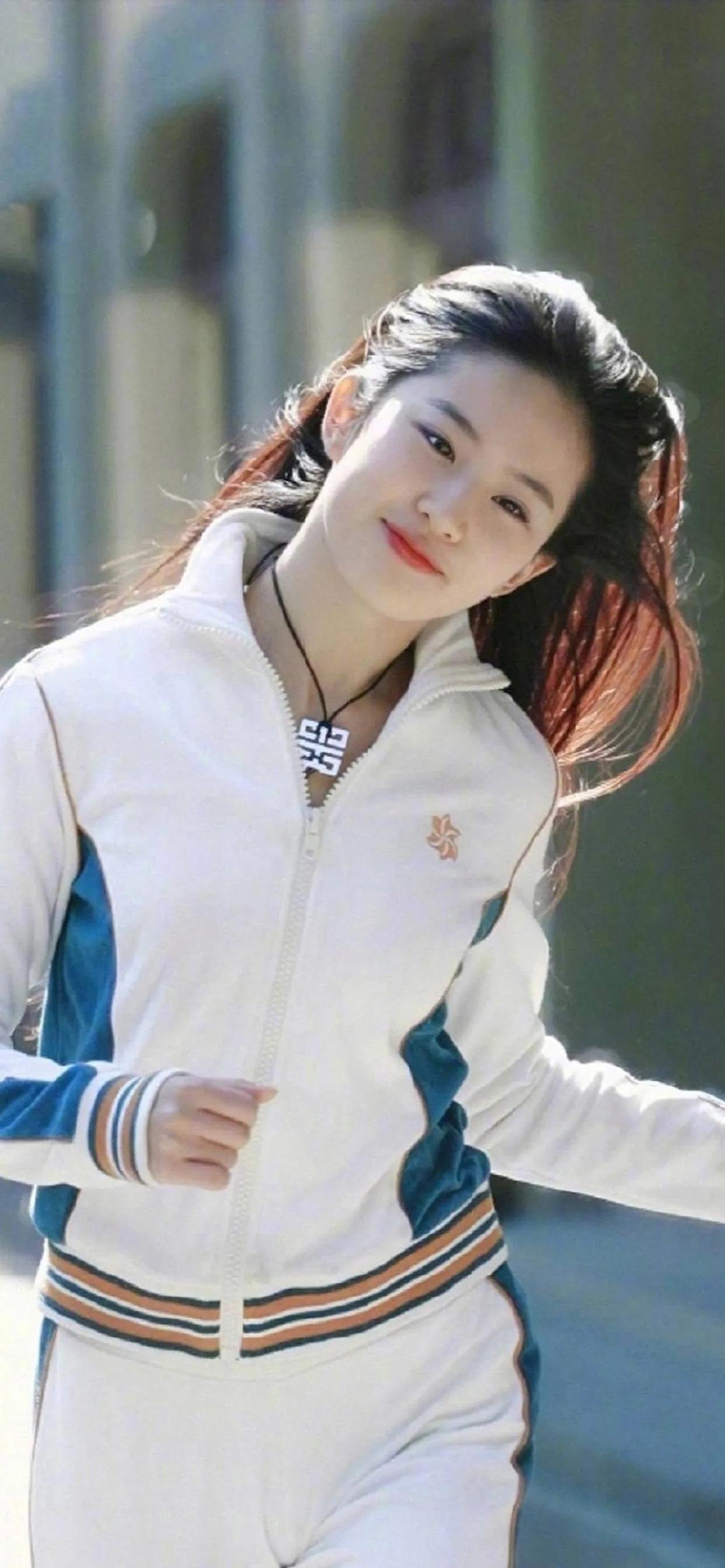 Liu Yifei is also very cute - iNEWS
