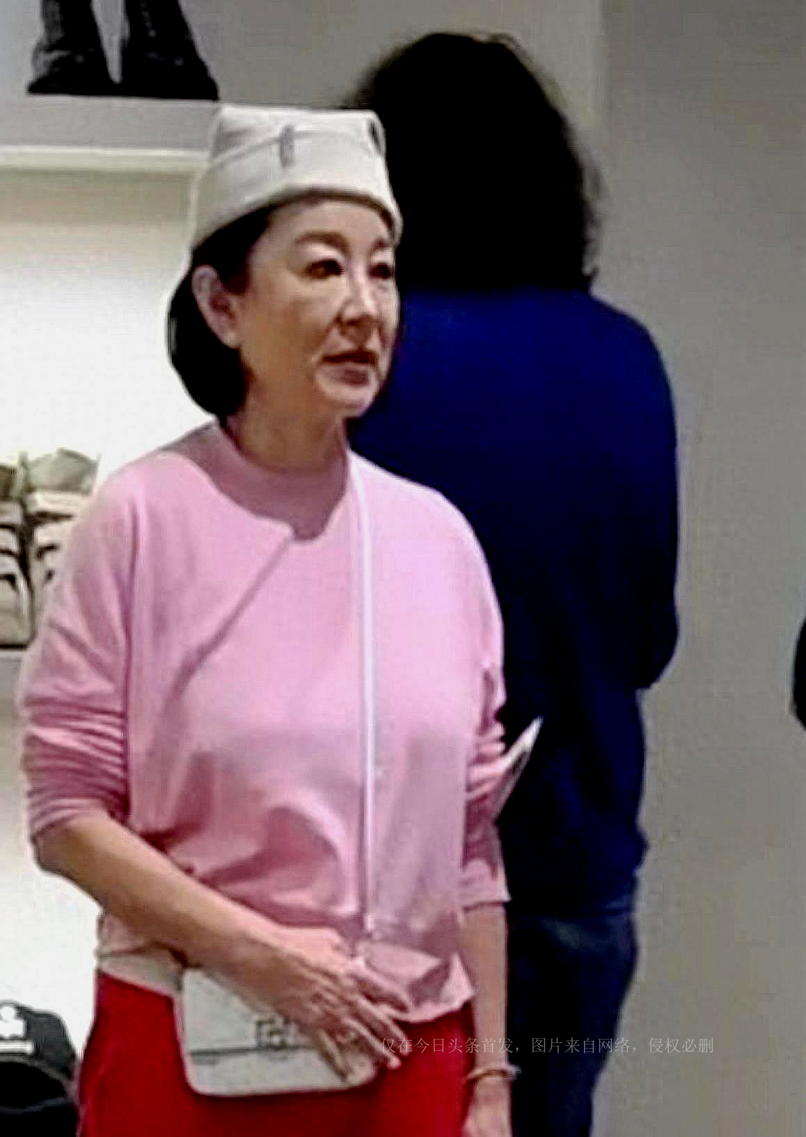 Brigitte Lin went shopping in Paris. Passers-by captured her true state ...