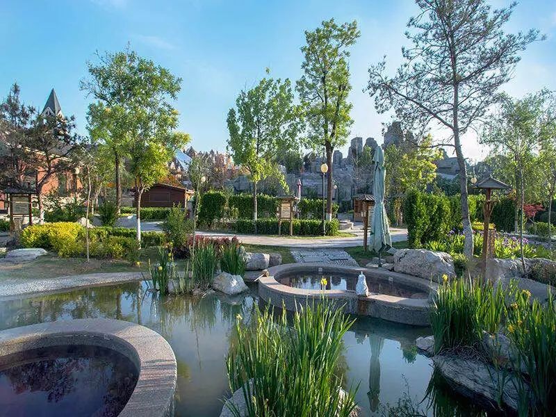 A pool of warm hot spring soup is often indispensable for the happiness ...