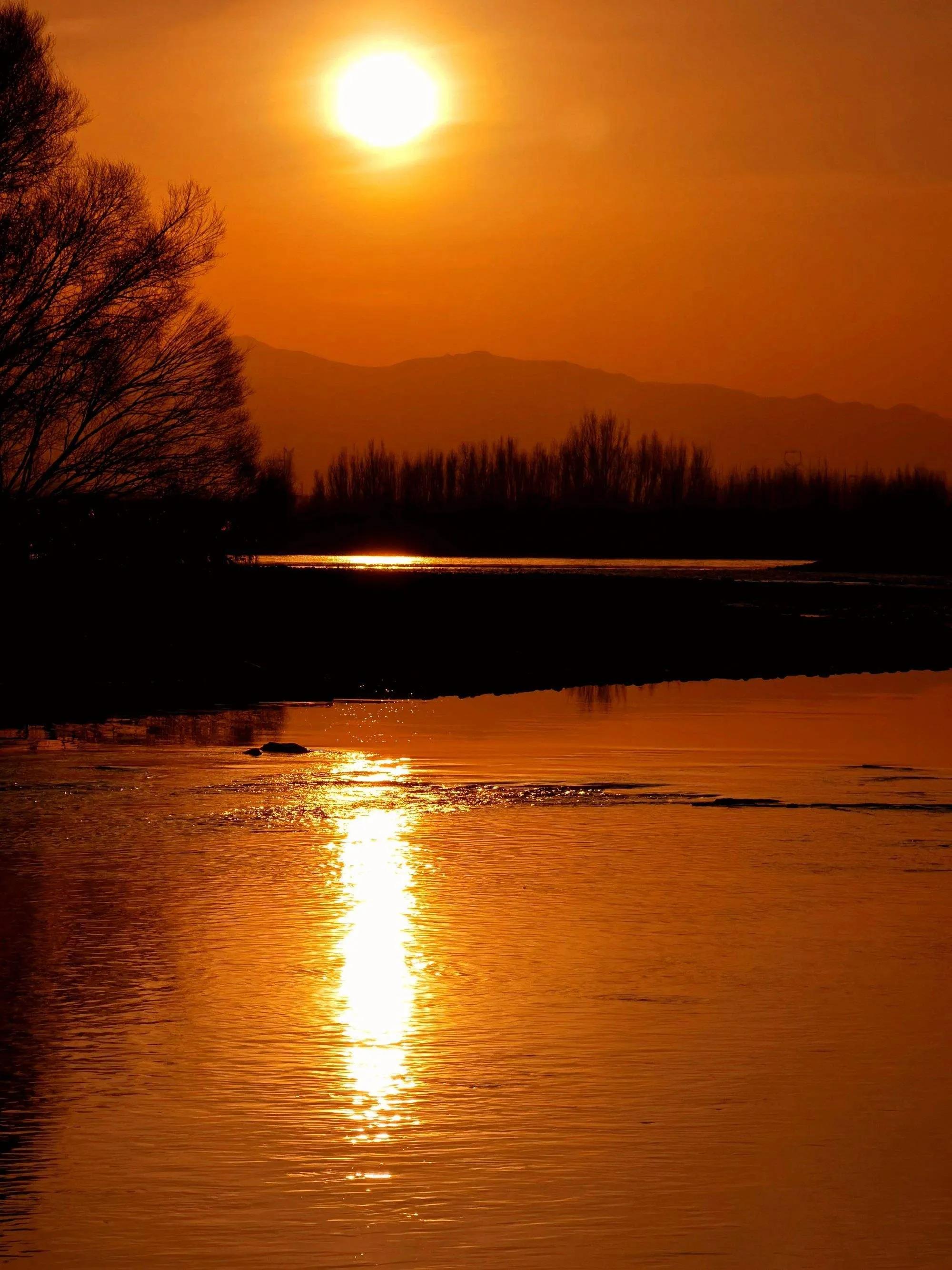 5 poems describing the sunset, some are lonely, some are pessimistic ...