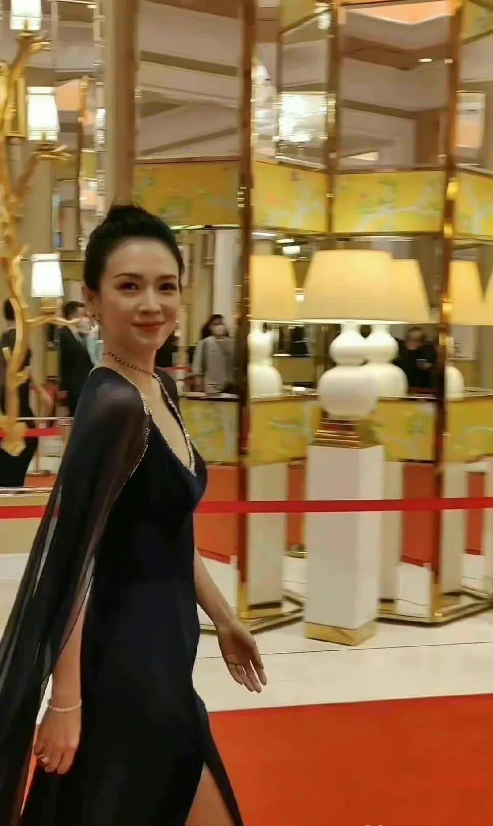 Both Liu Yifei and Zhang Ziyi wear cloaks, one is fat and fairy-like ...