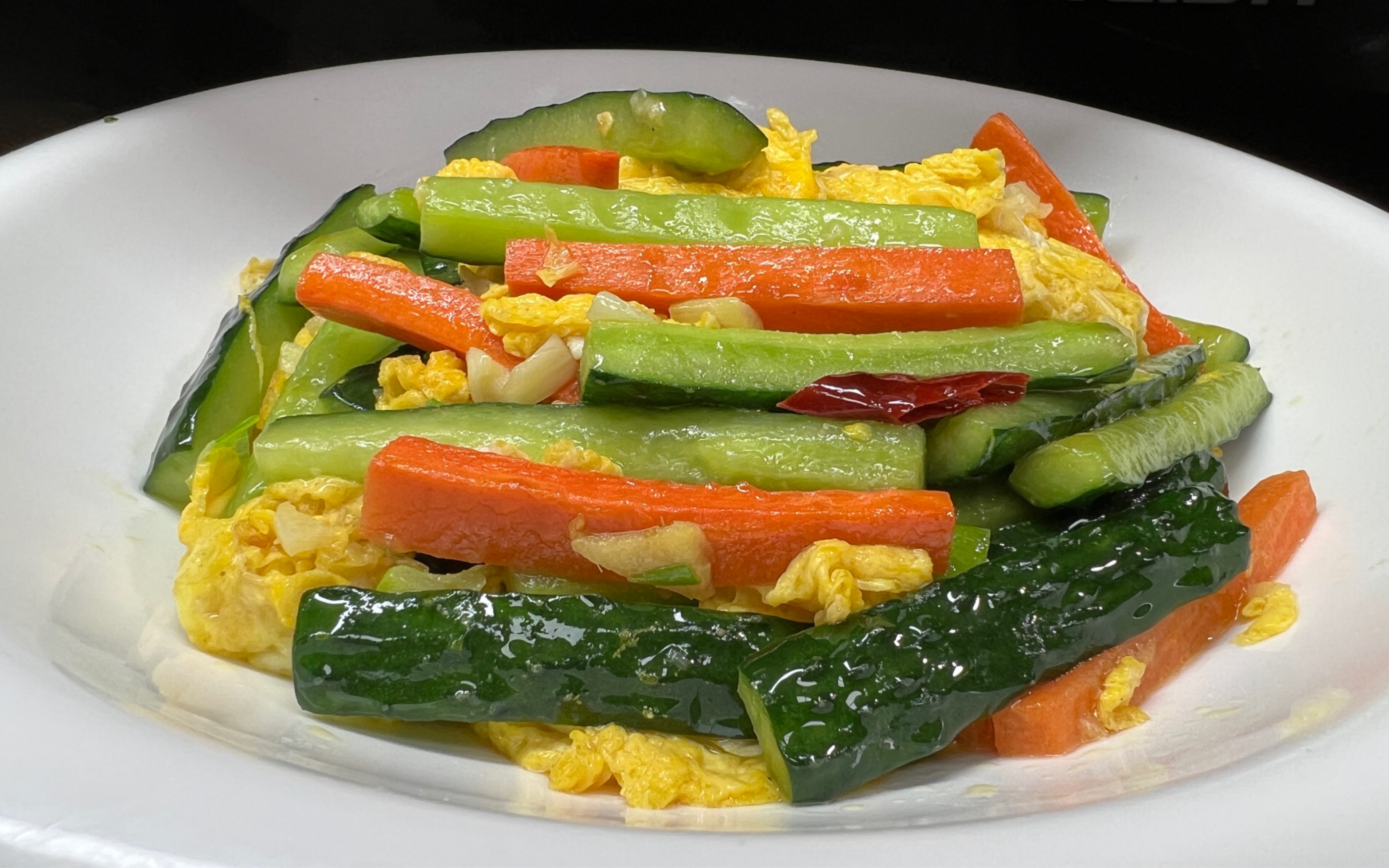 When frying cucumbers, it is a big mistake to fry them directly in the ...