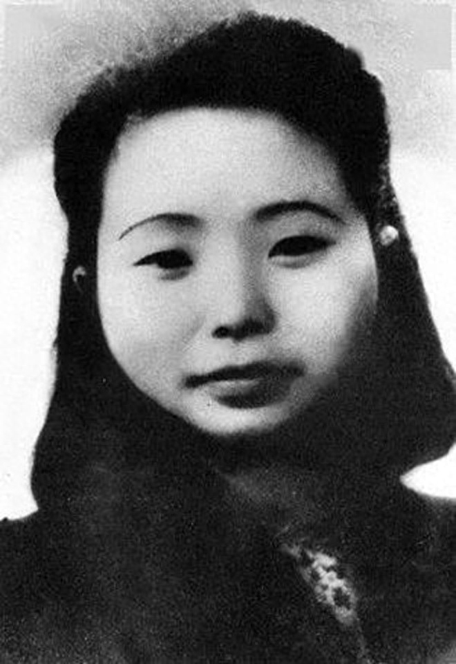 In 1980, Zhen Zui went to Hong Kong to visit relatives. The little girl ...
