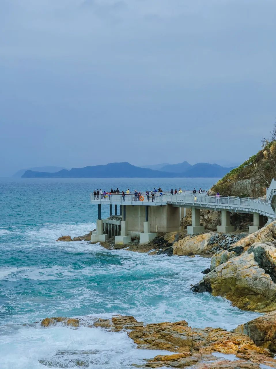 We went into the sea, picking up garbage on the world's longest seaside ...
