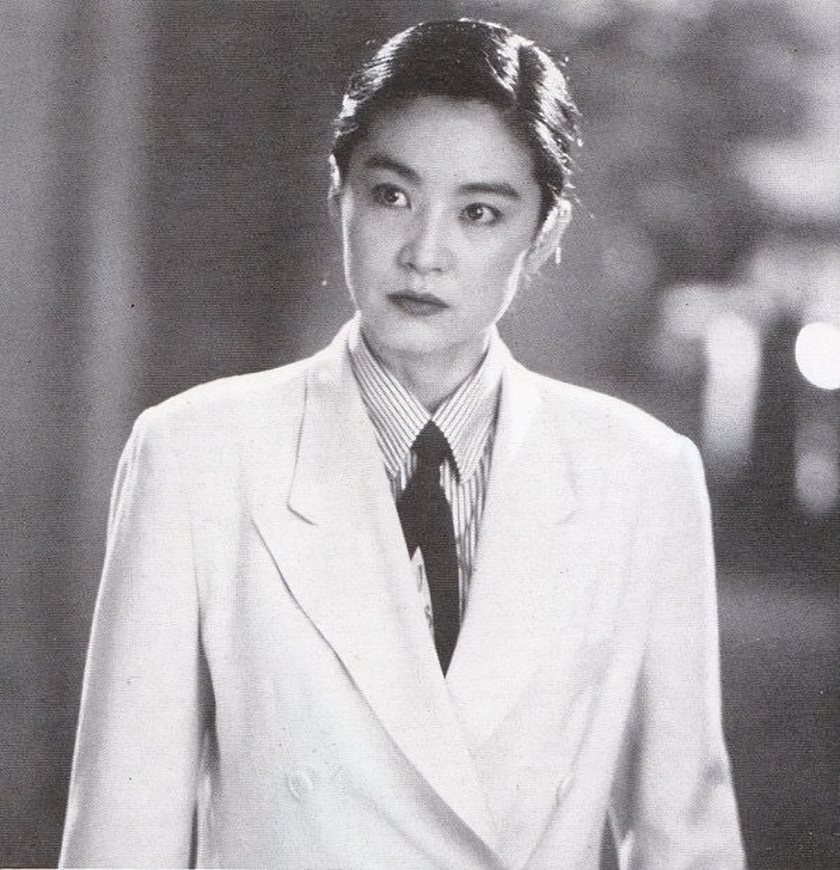 There is a kind of "handsome" Brigitte Lin who wears men's clothing ...