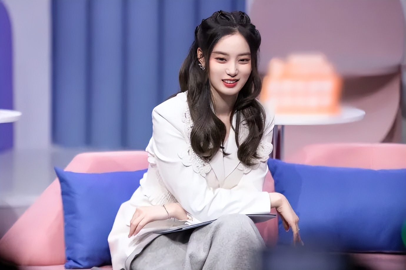 Xu Yiyang is dressed in white and smiling like a flower!Snow skin, jade ...