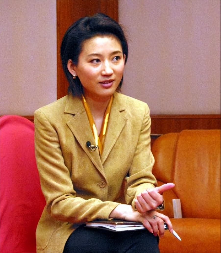 55-year-old Wang Xiaoya: out of shape, married twice, childless, passionate about charity - iMedia