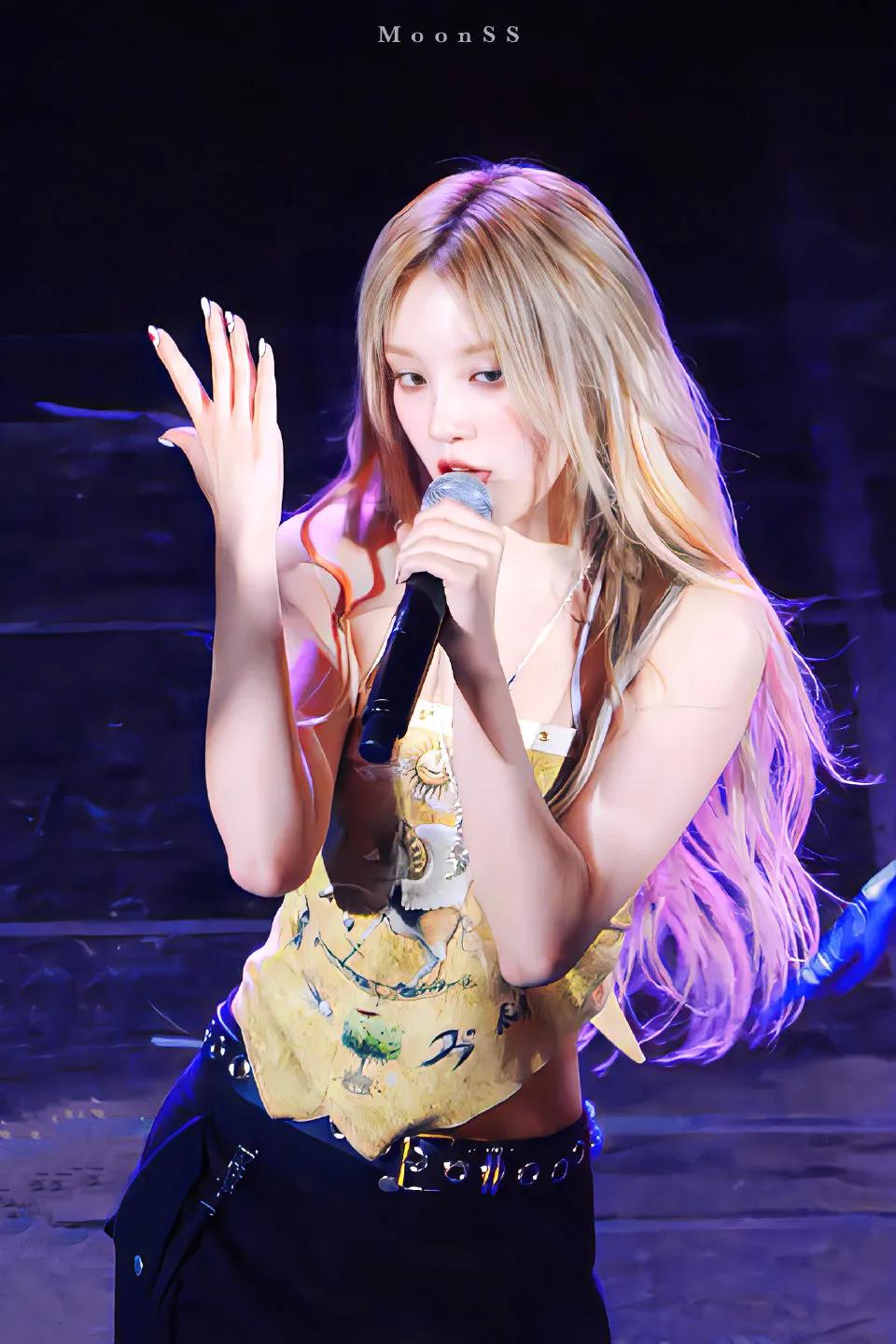 Song Yuqi danced hotly wearing a "belly pocket" top, and his big moves ...