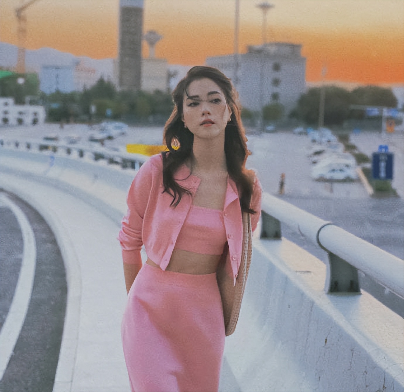 Naran posted the film with the wind, Wen Bixia appeared in the rest ...