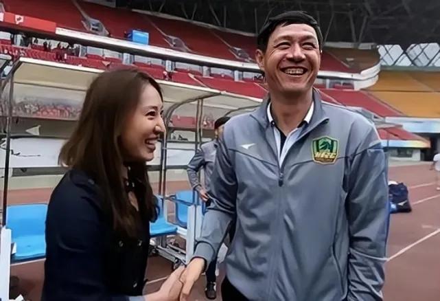Singer Gan Ping: Married to football player Li Bing, how is she at 51 ...