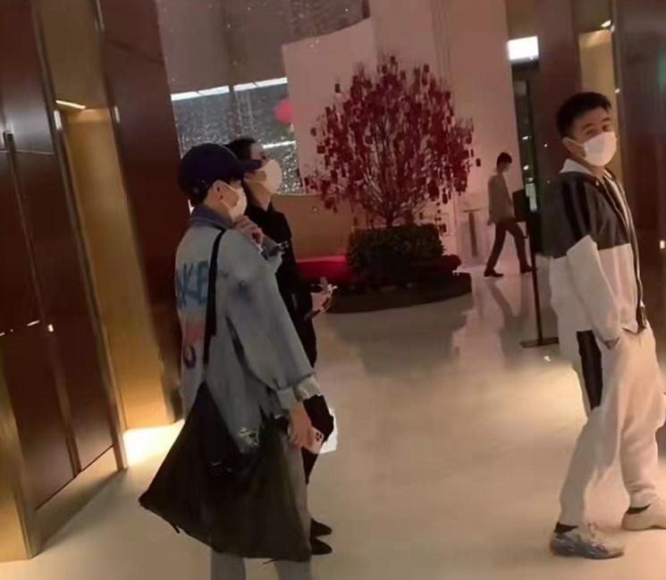 He Youjun moved to Shanghai for Xi Mengyao!The two walked on the street ...