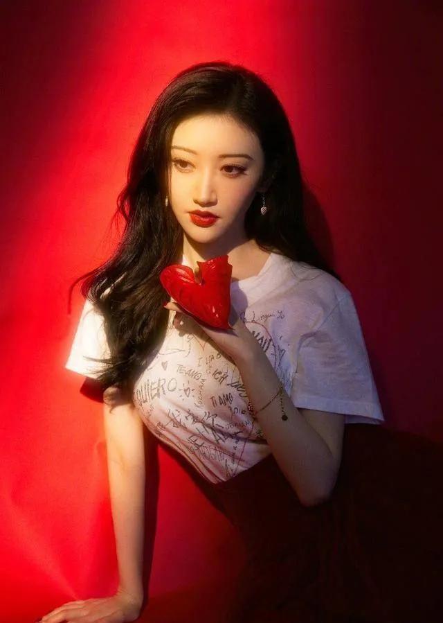 Jing Tian is stunning in one red and one yellow dress, and her graceful ...