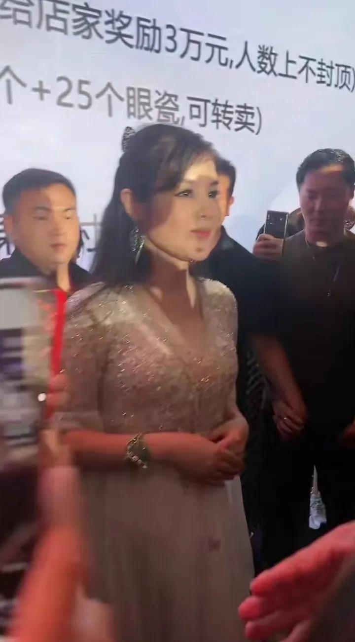 In recent photos, Yu Wenhong looks like she is in her 30s. Netizen: She ...