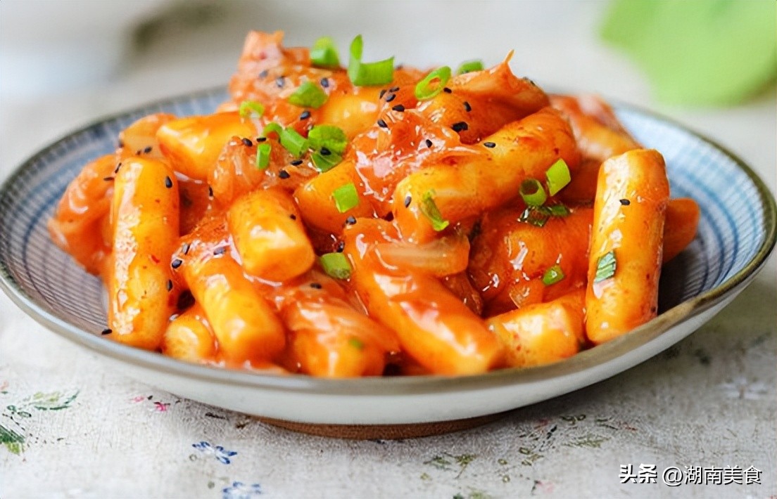 When kimchi fried rice cakes, it is not right to fry them directly in ...