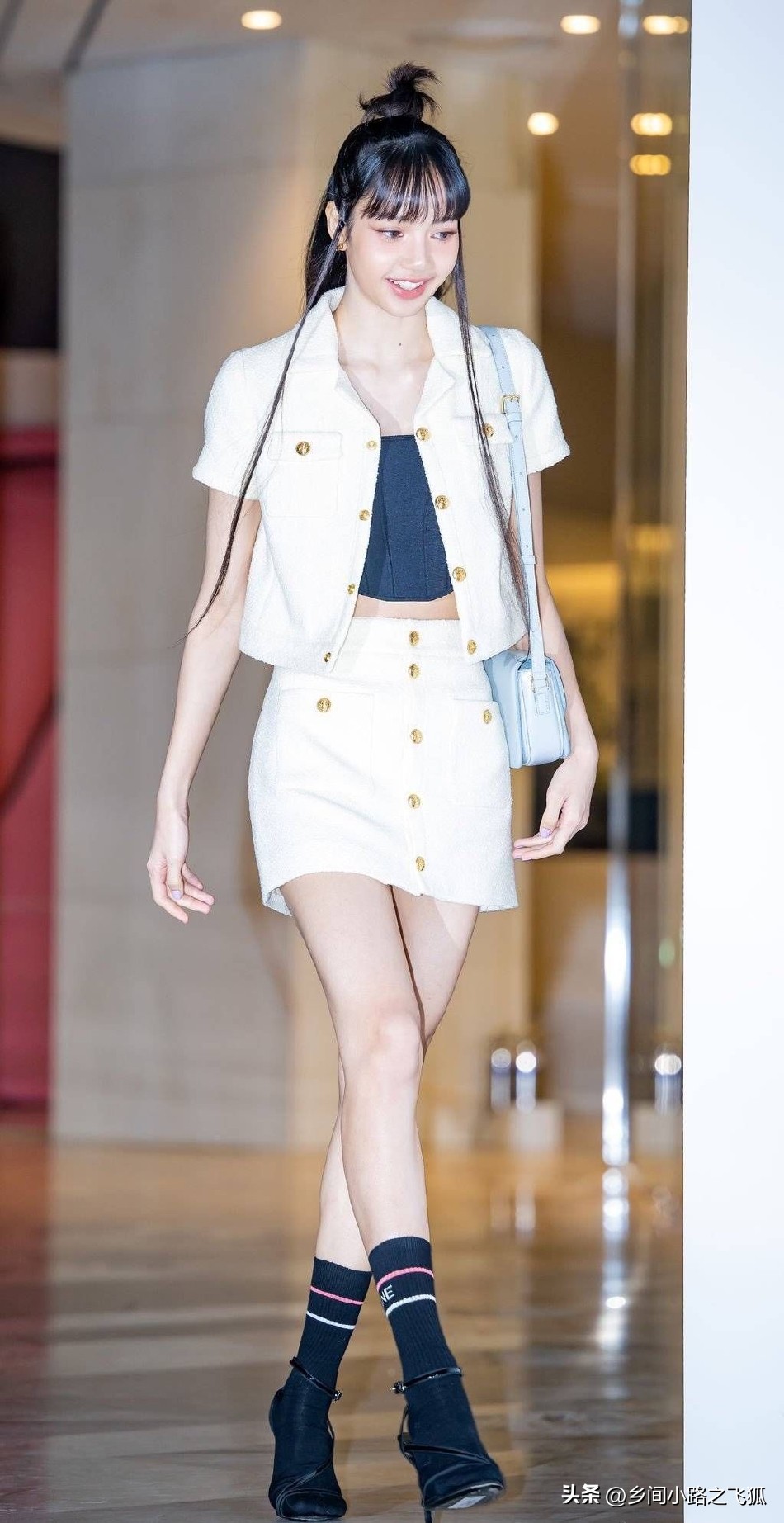 Lisa attended the event in a white suit, making cheeks in the mirror ...