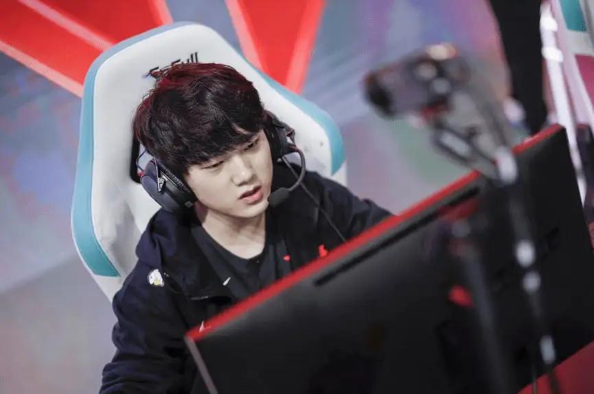 Guan Zeyuan rated himself as a TOP10 player, no surprise to see the number one!Beifeng: GEN true ...