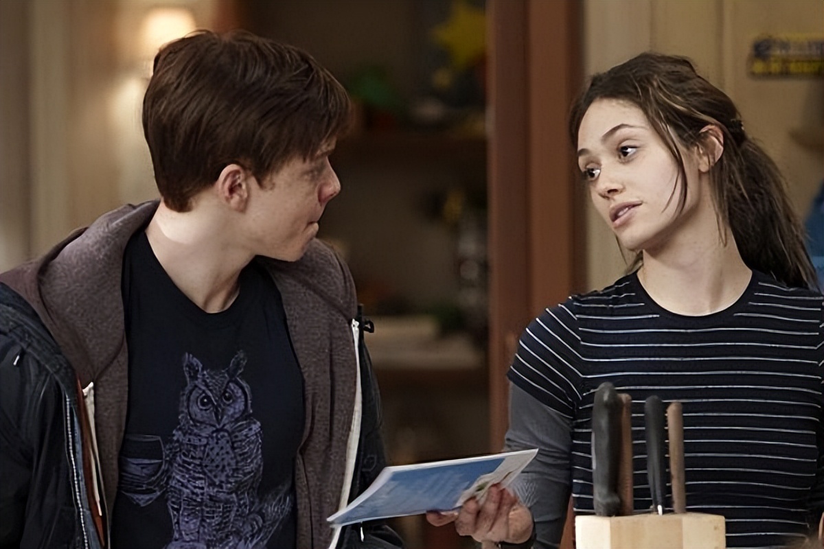 "Shameless": Revealing social reality with black humor - iNEWS