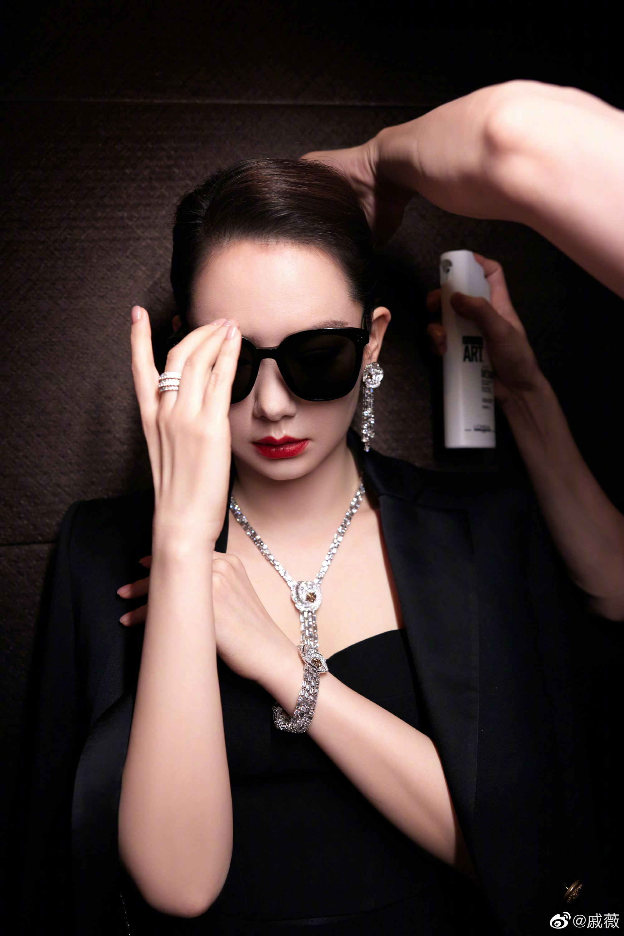 Brother Qi is dressed in black, full of aura, and his exquisite makeup ...