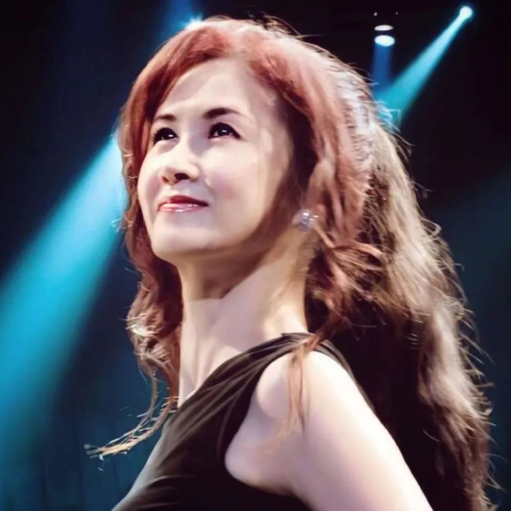 At the age of 70, she was unmarried and used a song to hold the ...