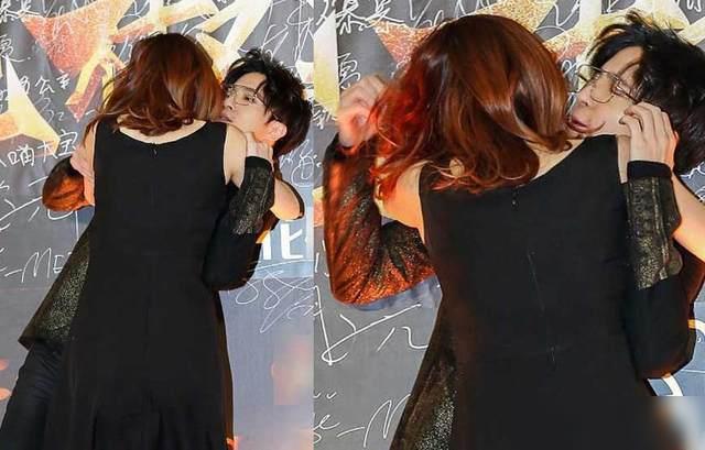 Yang Kun's door was pried open by fans, and Su Xinhao, the third generation of TF, was squeezed ...