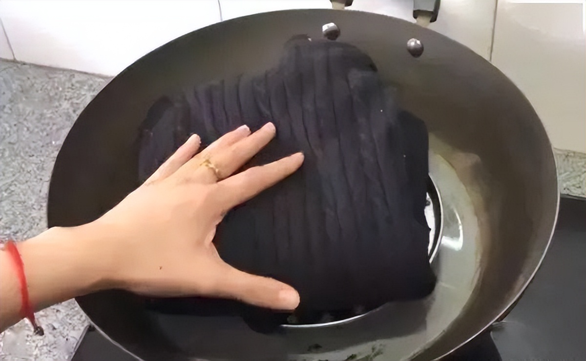 Put the sweater in the pot and steam it, it's really amazing, it solves ...