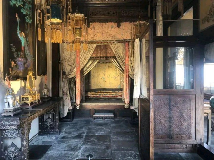 Why is the concubine's bed less than 1 meter wide? It's not that the ...