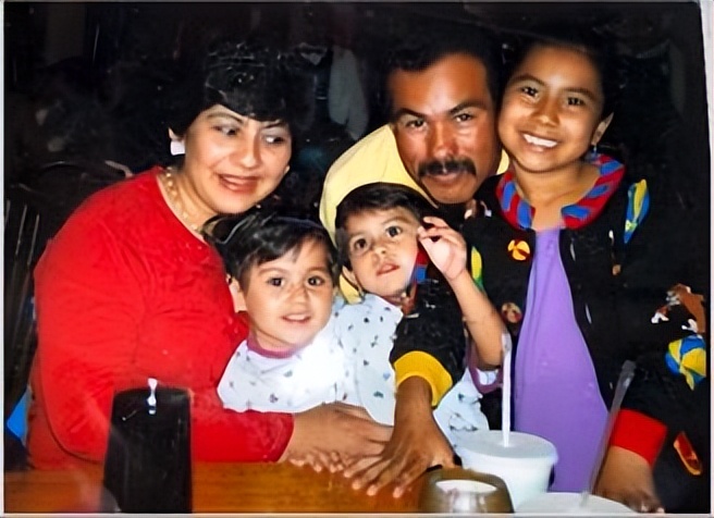 Mexican conjoined sisters "share" two legs!When one party talks about ...