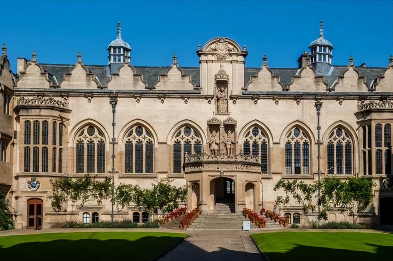 The rise of Oxford University in the Middle Ages and the development ...