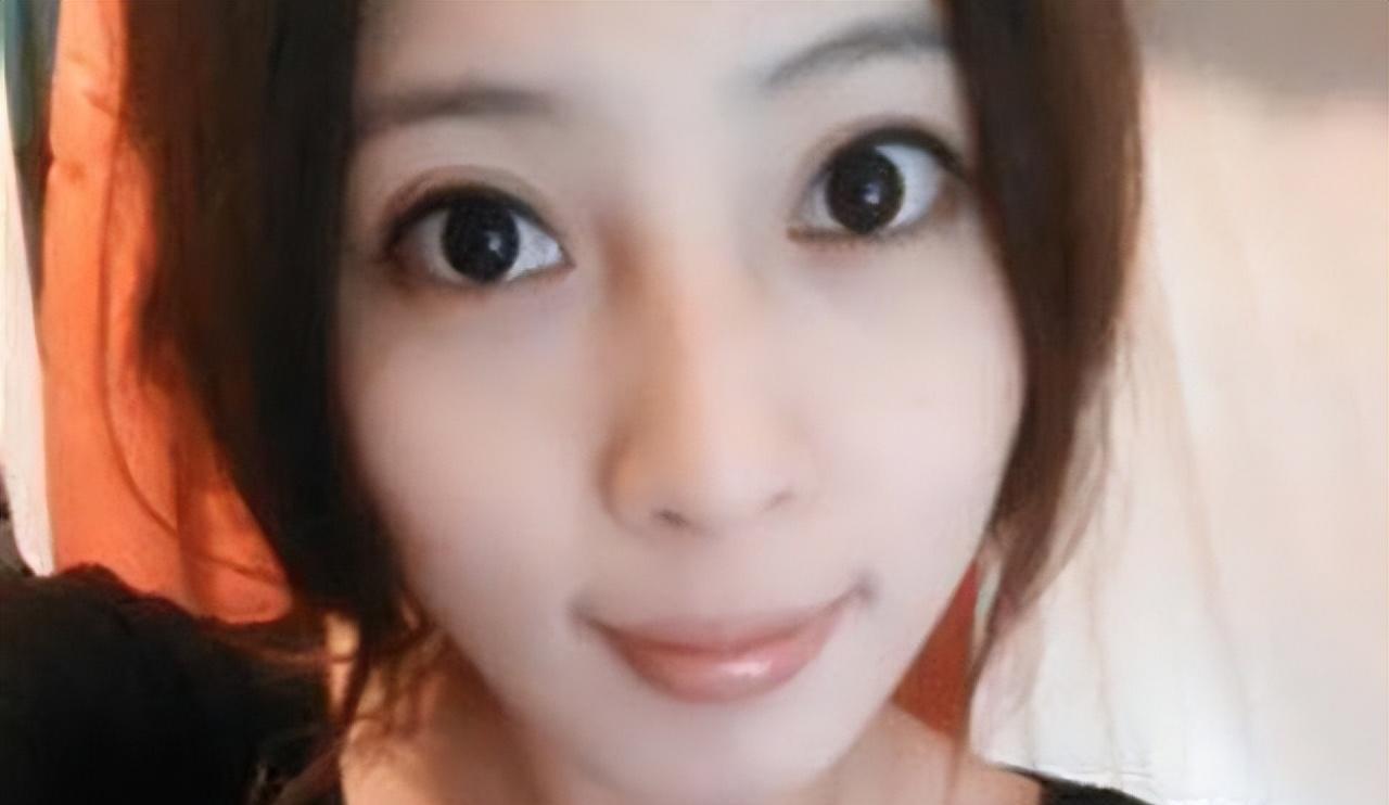 In 2013, Lu Ruoqing, an anti-cancer girl, died of illness. Han Hong and Fan Weiqi were sad, and ...