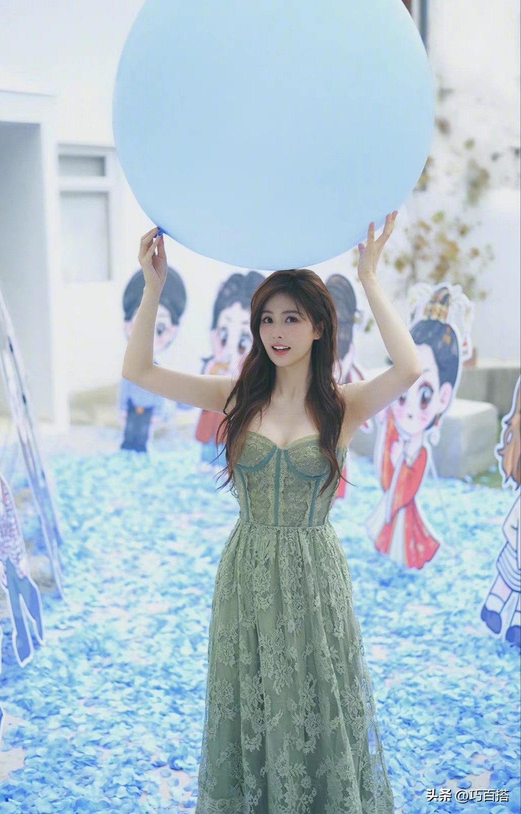 Bailu's birthday outfit is so beautiful!Wavy curly hair with a tube top ...