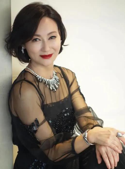 Elegant and temperamental veteran Hui Yinghong - iNEWS