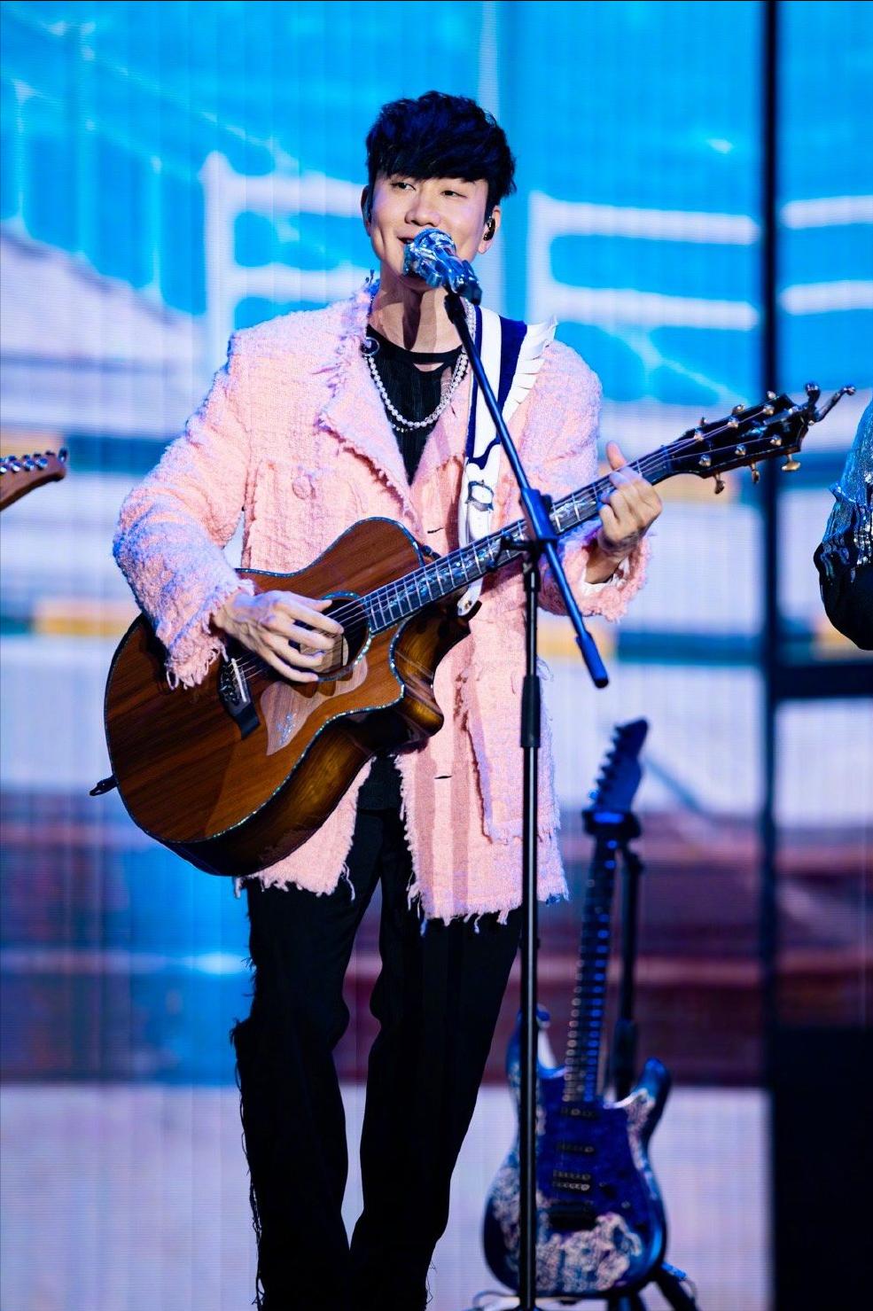 Lin Junjie posted photos of the concert, expressing his emotion for the ...