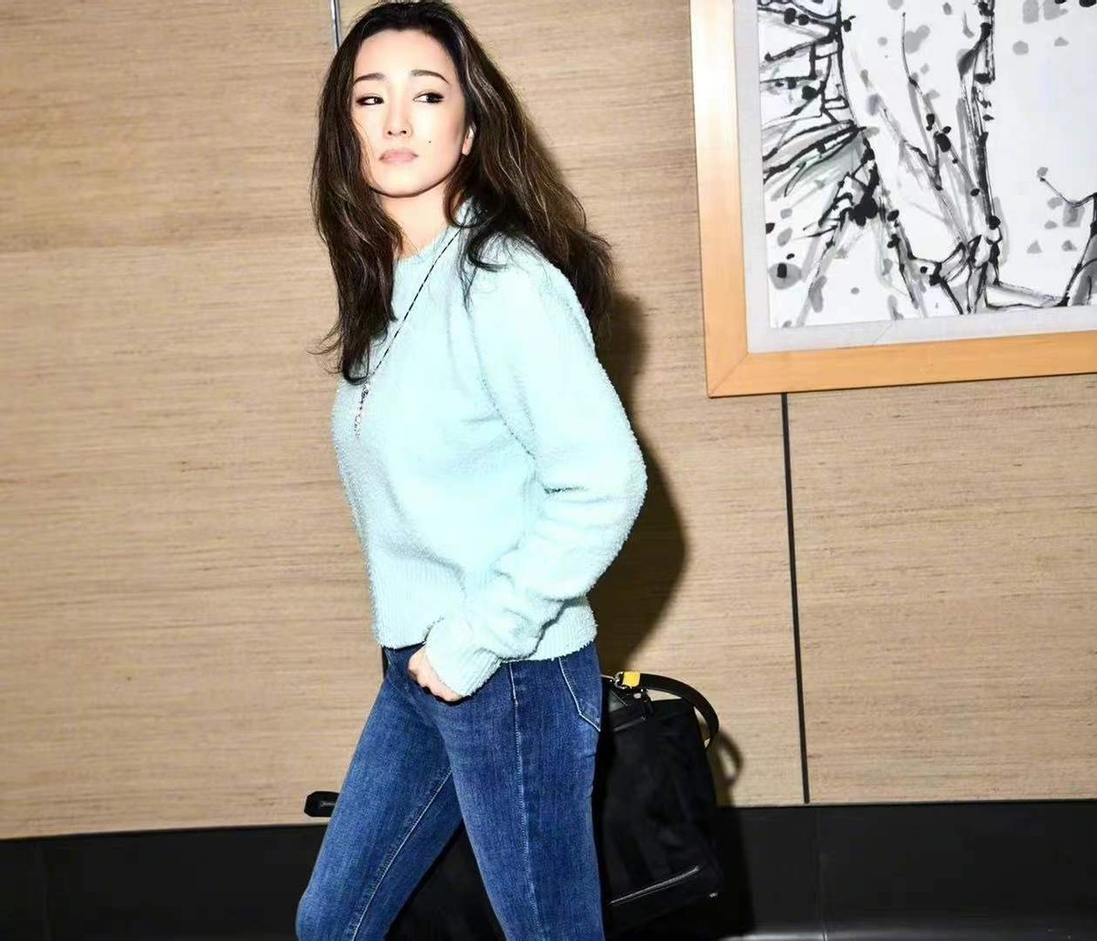 Gong Li is quite pure when she is not wearing a dress, simple but ...